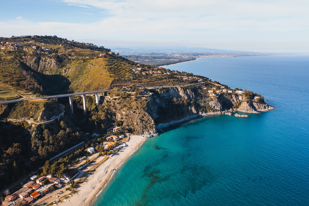 Pietragrande Calabria: lido, scogliera e spiaggia di Soverato - Alltours